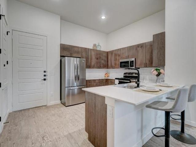 2 Br, 2 bath, Apartment 217 E Campbell St