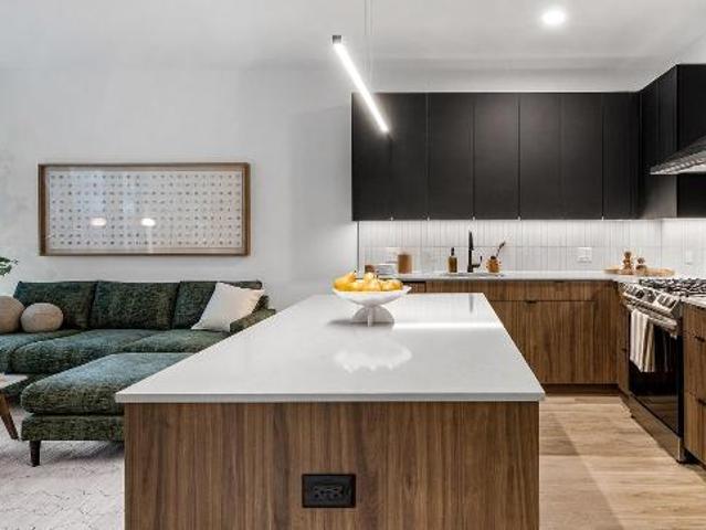 2 Br, 2 bath, Apartment 218 E Grand Ave