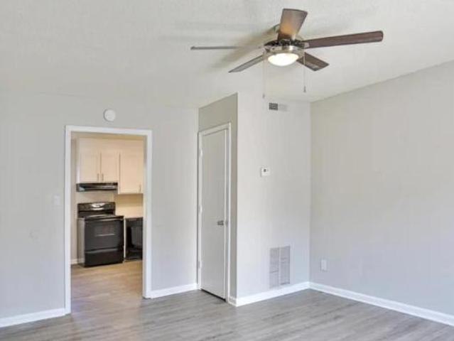 2 Br, 2 bath, Apartment 2295 Pineview Ln