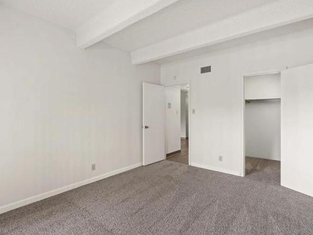 2 Br, 2 bath, Apartment 2201 Ambassador Road NE