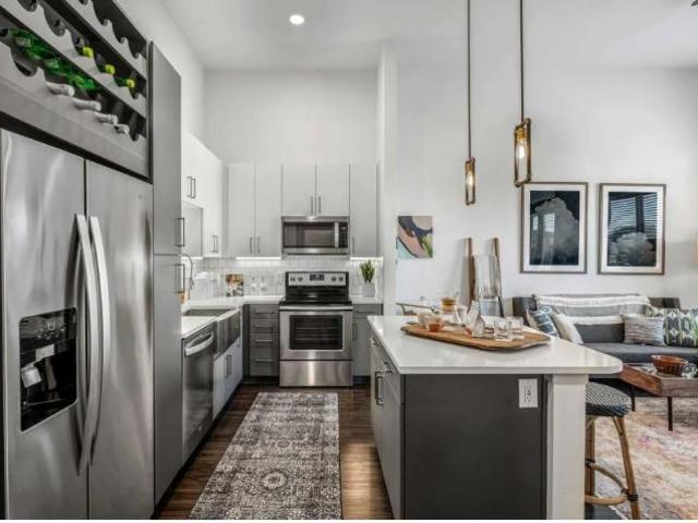 2 Br, 2 bath, Apartment 220 E Broadway Ave