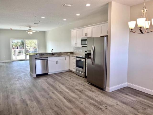 2 Br, 2 bath, Apartment 2225 14th Ave W