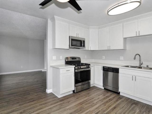 2 Br, 2 bath, Apartment 235 W Orangewod Ave