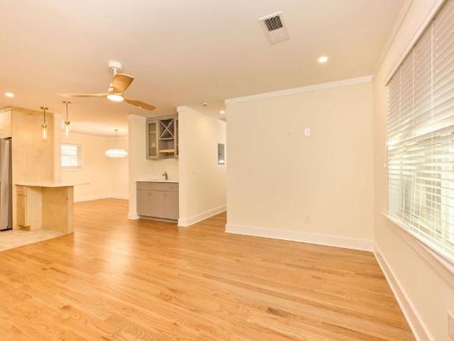 2 Br, 2 bath, Apartment 2467 Peachtree Rd NE