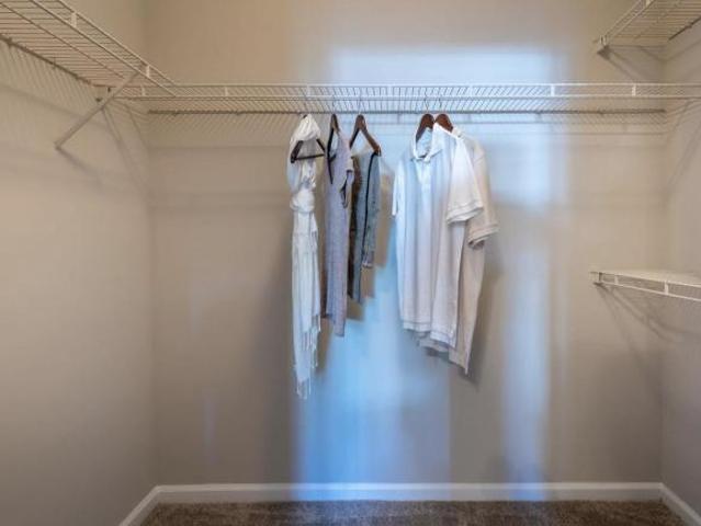 2 Br, 2 bath, Apartment 2400 Garden Hill Dr