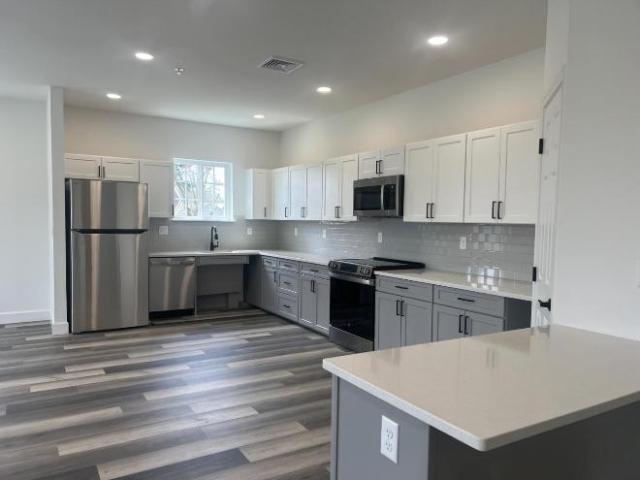 2 Br, 2 bath, Apartment 24 South Elm Street