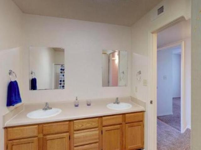2 Br, 2 bath, Apartment 2500 Thomas Dr