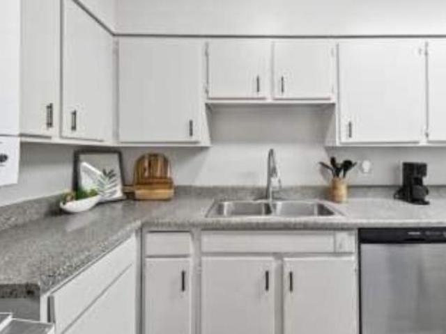 2 Br, 2 bath, Apartment 2518 Drummond St