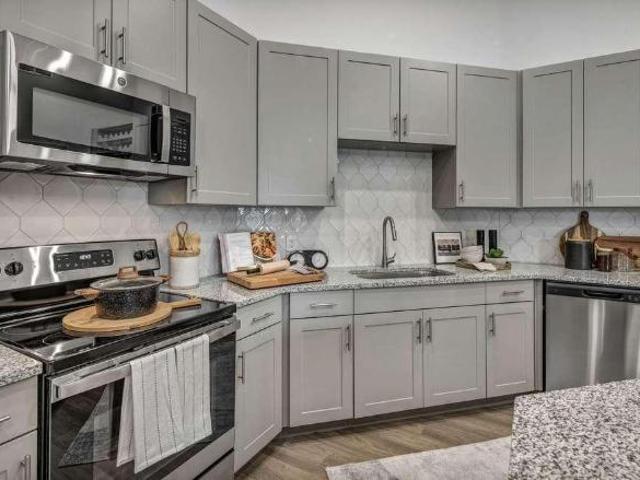 2 Br, 2 bath, Apartment 2600 Lakefront Trl