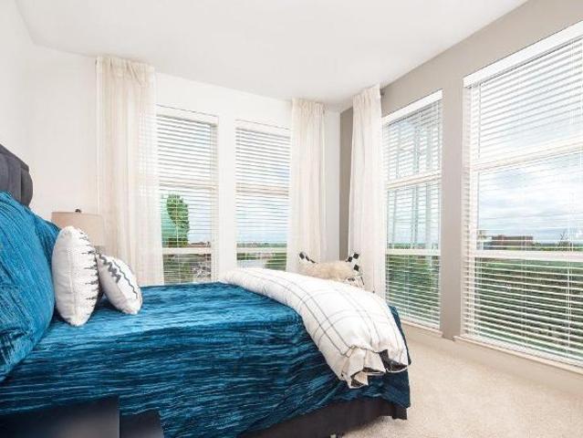 2 Br, 2 bath, Apartment 260 E Davis Street