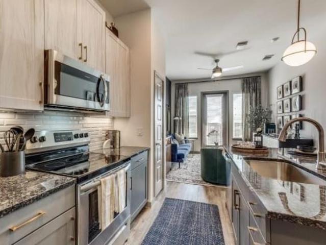 2 Br, 2 bath, Apartment 2781 N Carroll Ave