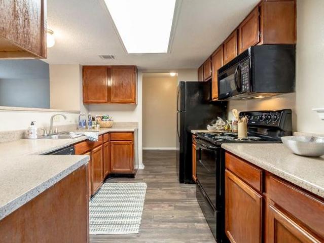 2 Br, 2 bath, Apartment 2735 N Garland Avenue