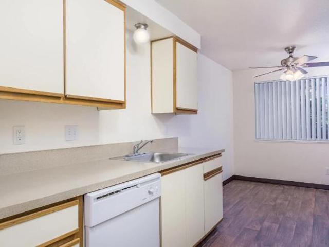 2 Br, 2 bath, Apartment 2844 River Rd S