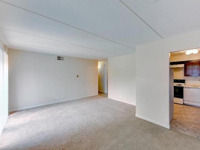 2 Br, 2 bath, Apartment 2805 W Glen Flora Ave