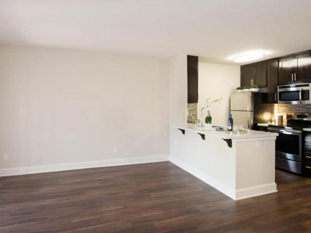 2 Br, 2 bath, Apartment 280 E Del Mar Blvd