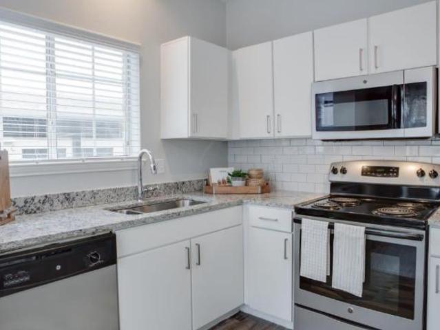 2 Br, 2 bath, Apartment 2940 W Royal Lane