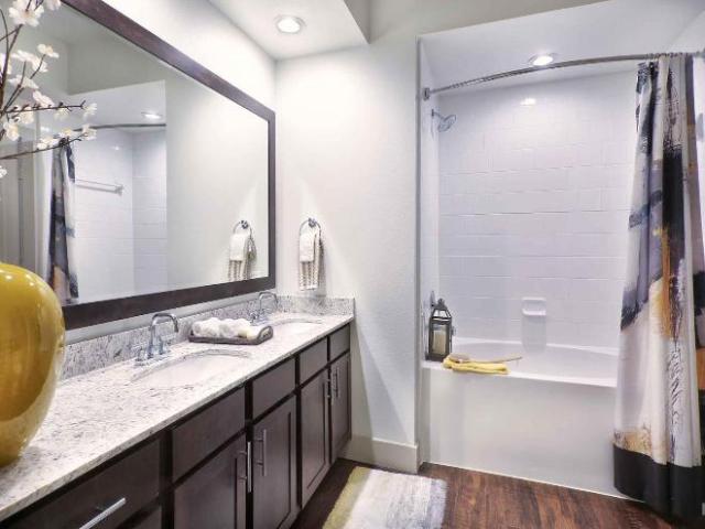 2 Br, 2 bath, Apartment 2949 Parkwood Boulevard