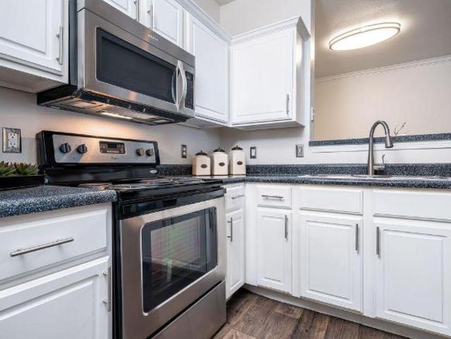 2 Br, 2 bath, Apartment 2901 E Mayfield Road