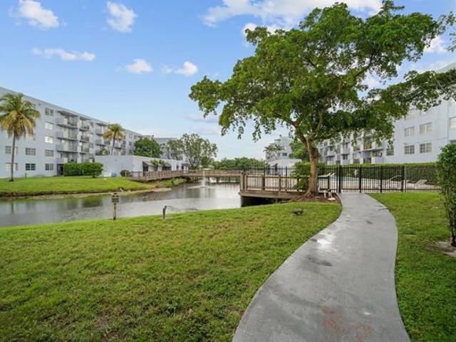 2 Br, 2 bath, Apartment 2915 NW 60th Ave