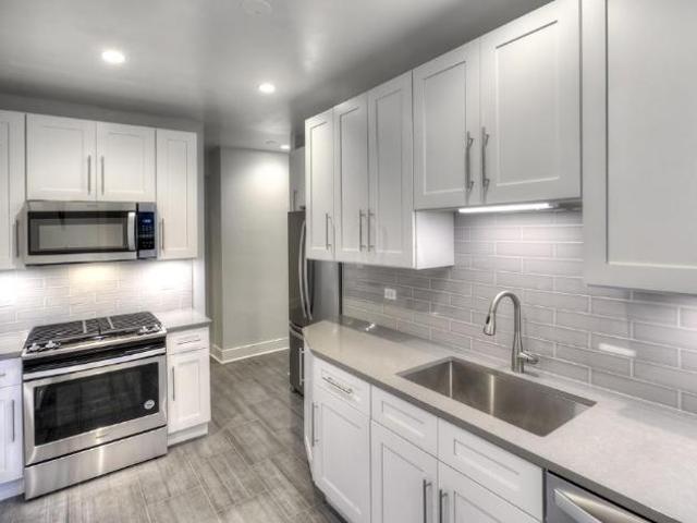 2 Br, 2 bath, Apartment 3000 N Sherdan Rd