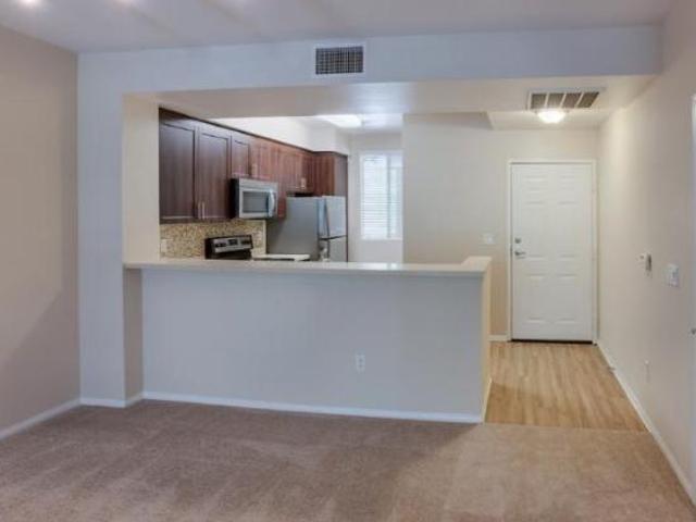 2 Br, 2 bath, Apartment 31 E MacArthur Crescent