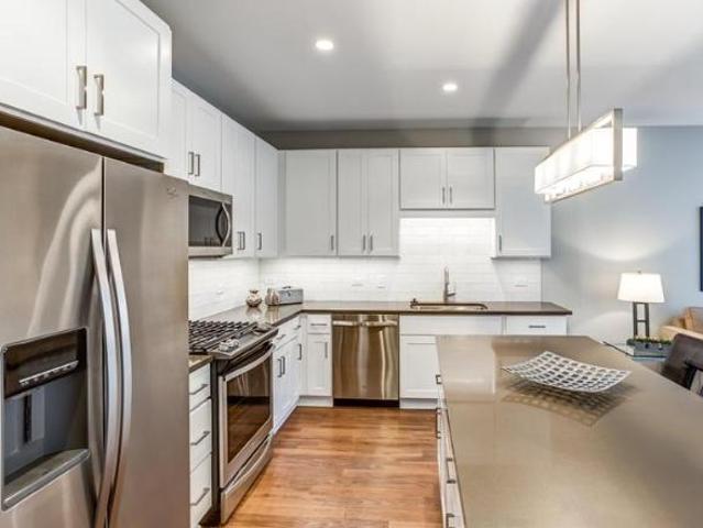 2 Br, 2 bath, Apartment 31 E Ogden Ave