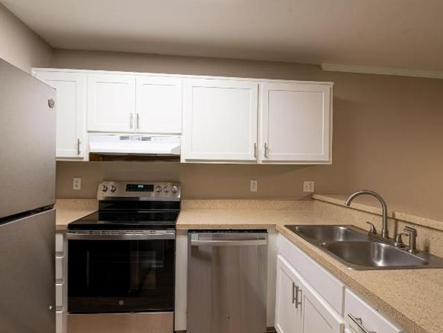 2 Br, 2 bath, Apartment 3200 Tanager Court
