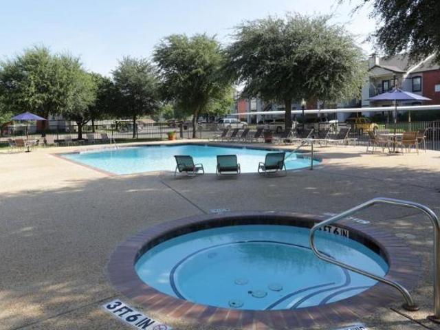 2 Br, 2 bath, Apartment 3232 N Locust St