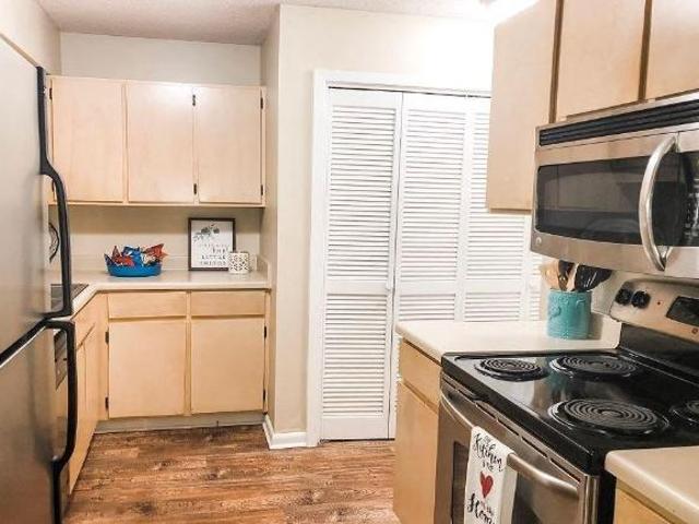 2 Br, 2 bath, Apartment 3315 N Hills St