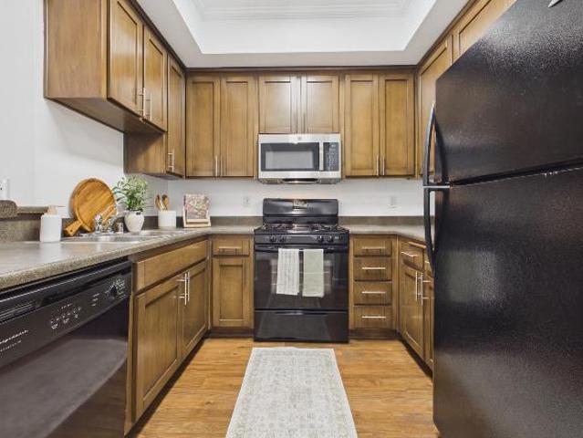 2 Br, 2 bath, Apartment 3325 South Canfield Ave