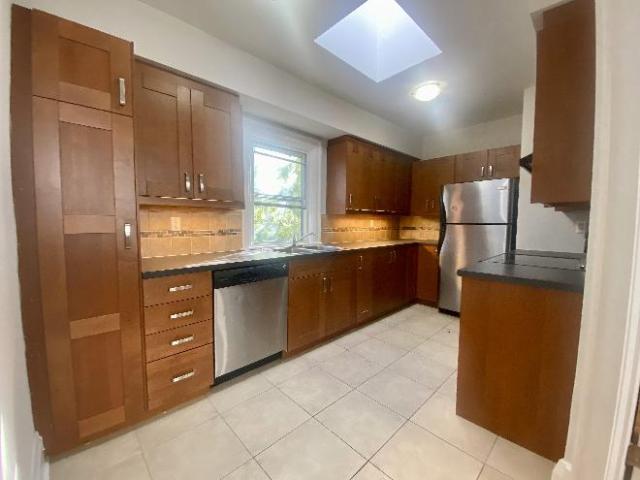 2 Br, 2 bath, Apartment 341 St Clair Ave W