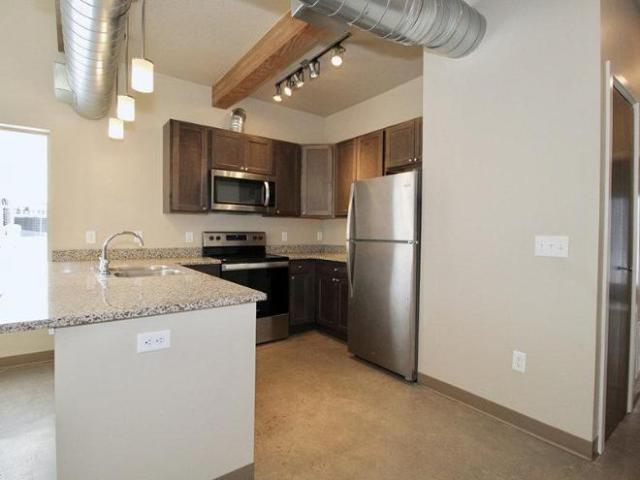 2 Br, 2 bath, Apartment 3735 W Broadway St