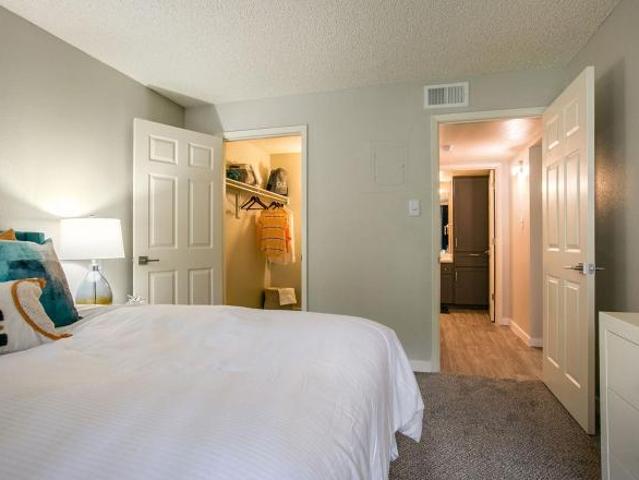 2 Br, 2 bath, Apartment 3901 Indian School Rd NE