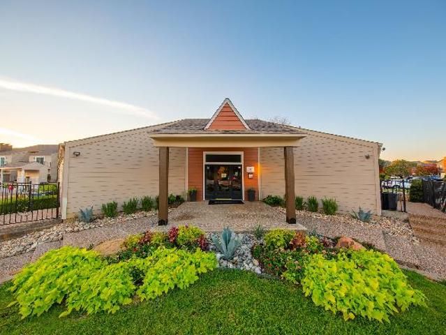 2 Br, 2 bath, Apartment 409 W Round Grove Rd