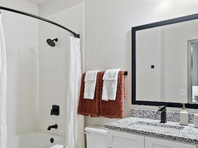 2 Br, 2 bath, Apartment 4000 Grand Manor Ct