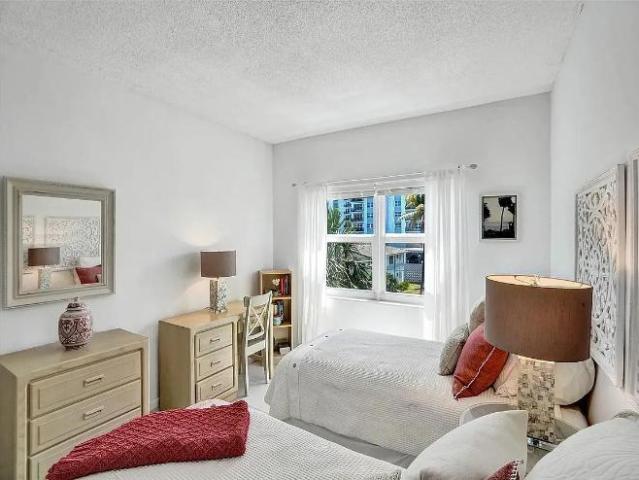 2 Br, 2 bath, Apartment 400 N Riverside Dr