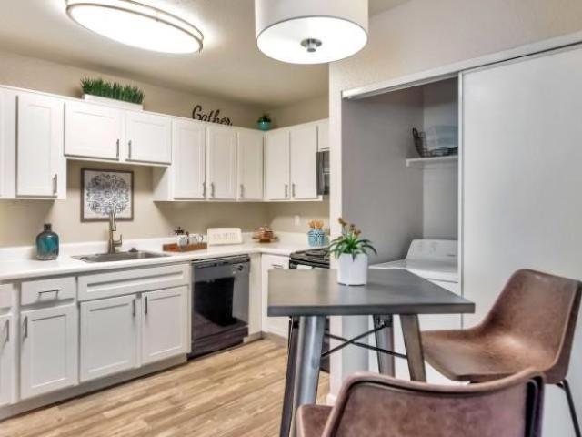 2 Br, 2 bath, Apartment 4104 E Broadway Rd