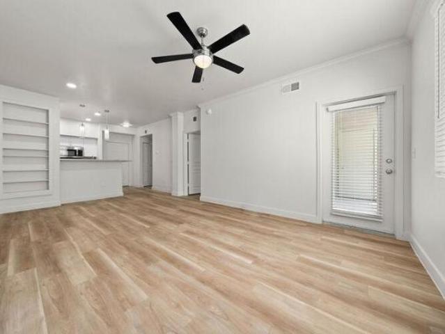 2 Br, 2 bath, Apartment 4111 N Drinkwater Blvd