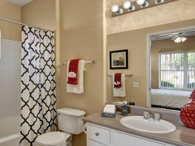 2 Br, 2 bath, Apartment 411 E Indian School Rd
