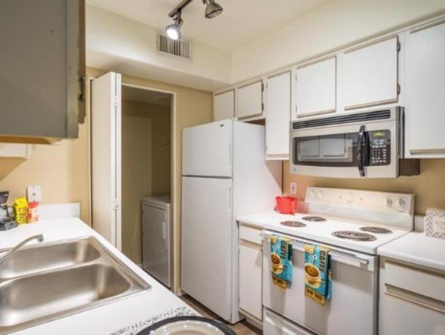 2 Br, 2 bath, Apartment 4255 Soliere Ave