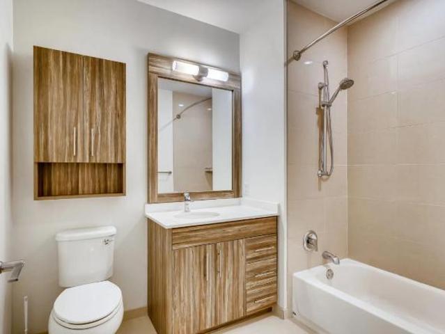 2 Br, 2 bath, Apartment 423 E Ohio St