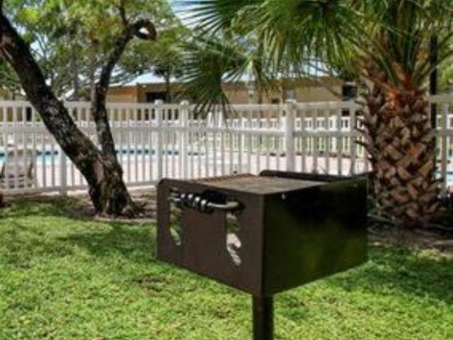 2 Br, 2 bath, Apartment 431 SE 13th Ct