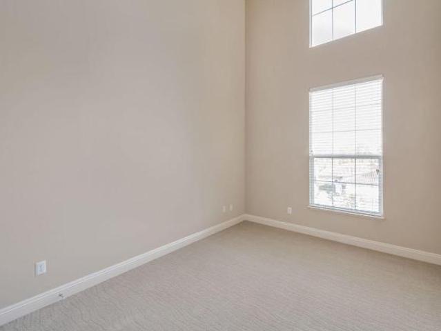 2 Br, 2 bath, Apartment 445 N Rossmore Ave