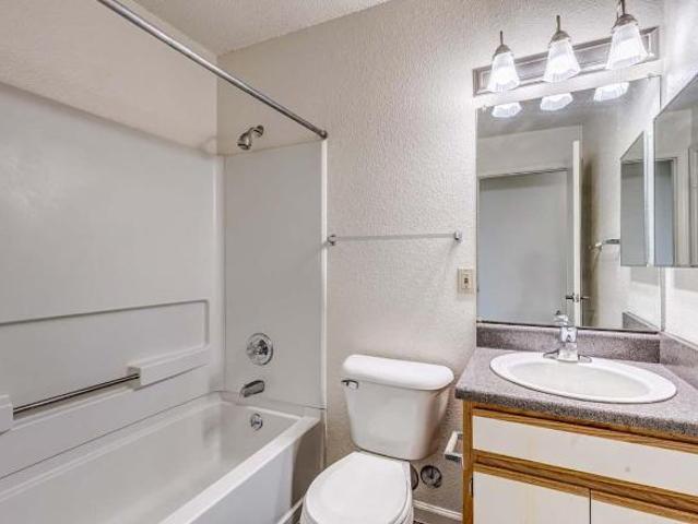 2 Br, 2 bath, Apartment 440 Powder Run Dr