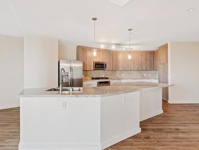 2 Br, 2 bath, Apartment 44 W Monroe St