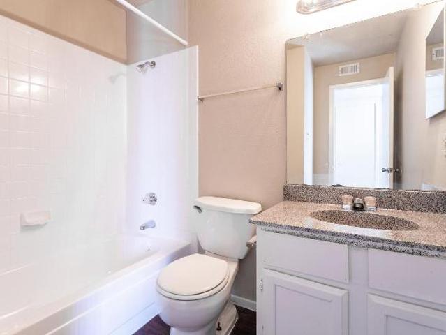 2 Br, 2 bath, Apartment 4748 St Francis Ave