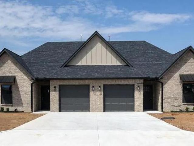 2 Br, 2 bath, Apartment 4 Emerald Ct