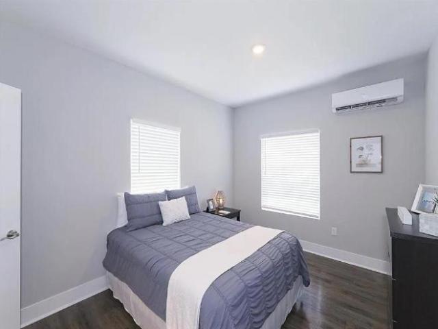 2 Br, 2 bath, Apartment 50 Newport Blvd