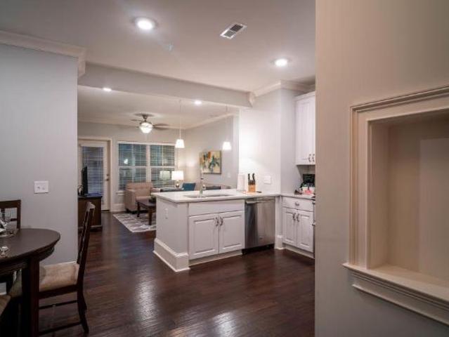2 Br, 2 bath, Apartment 511 Queens Rd