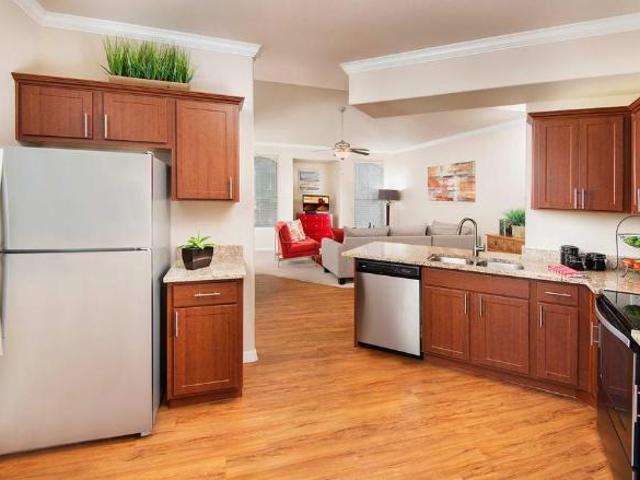 2 Br, 2 bath, Apartment 5120 E Hampton Ave